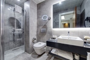 Quarto Triplo Superior | Casa de banho | Um polibã, artigos de higiene pessoal grátis, um secador de cabelo