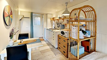 Small Twin Studio | Cozinha privada | Minifrigorífico, um micro-ondas, uma placa de cozinha 