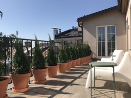 Penthouse One-Bedroom Apartment with Terrace | Terraço/pátio interior