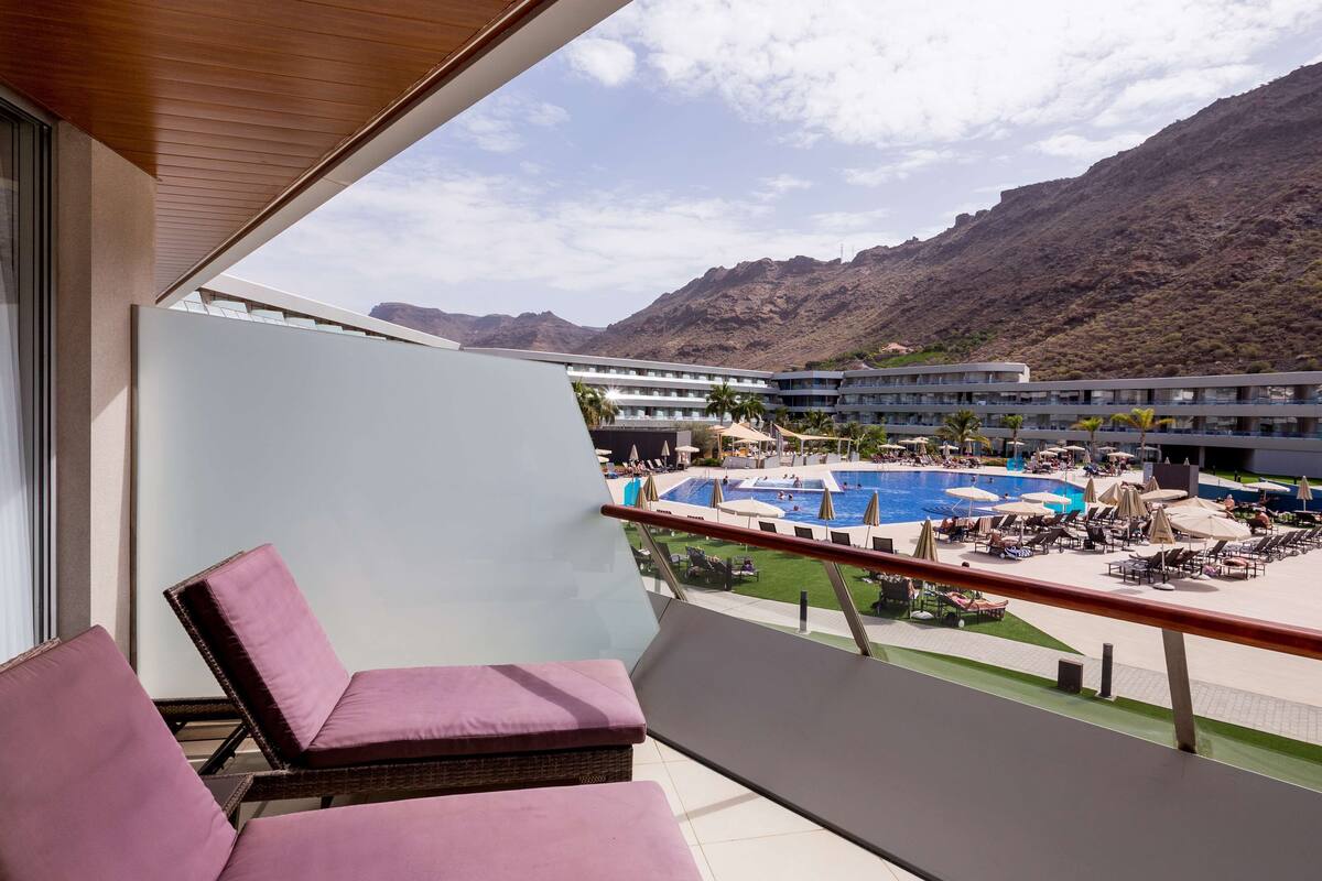 Quarto Superior, varanda, vista para a piscina | Vista do quarto