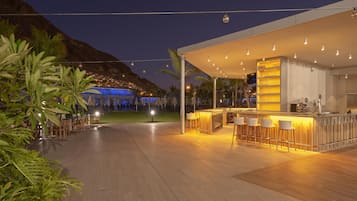 2 restaurantes, cozinha local e internacional