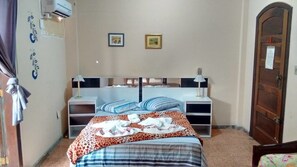 Quarto Duplo | Secretária, cortinas/cortinados opacos, ferro/tábua de engomar 