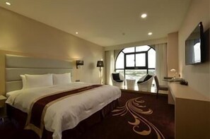 Suite | Roupa de alta qualidade, minibar, cofre no quarto, secretária 