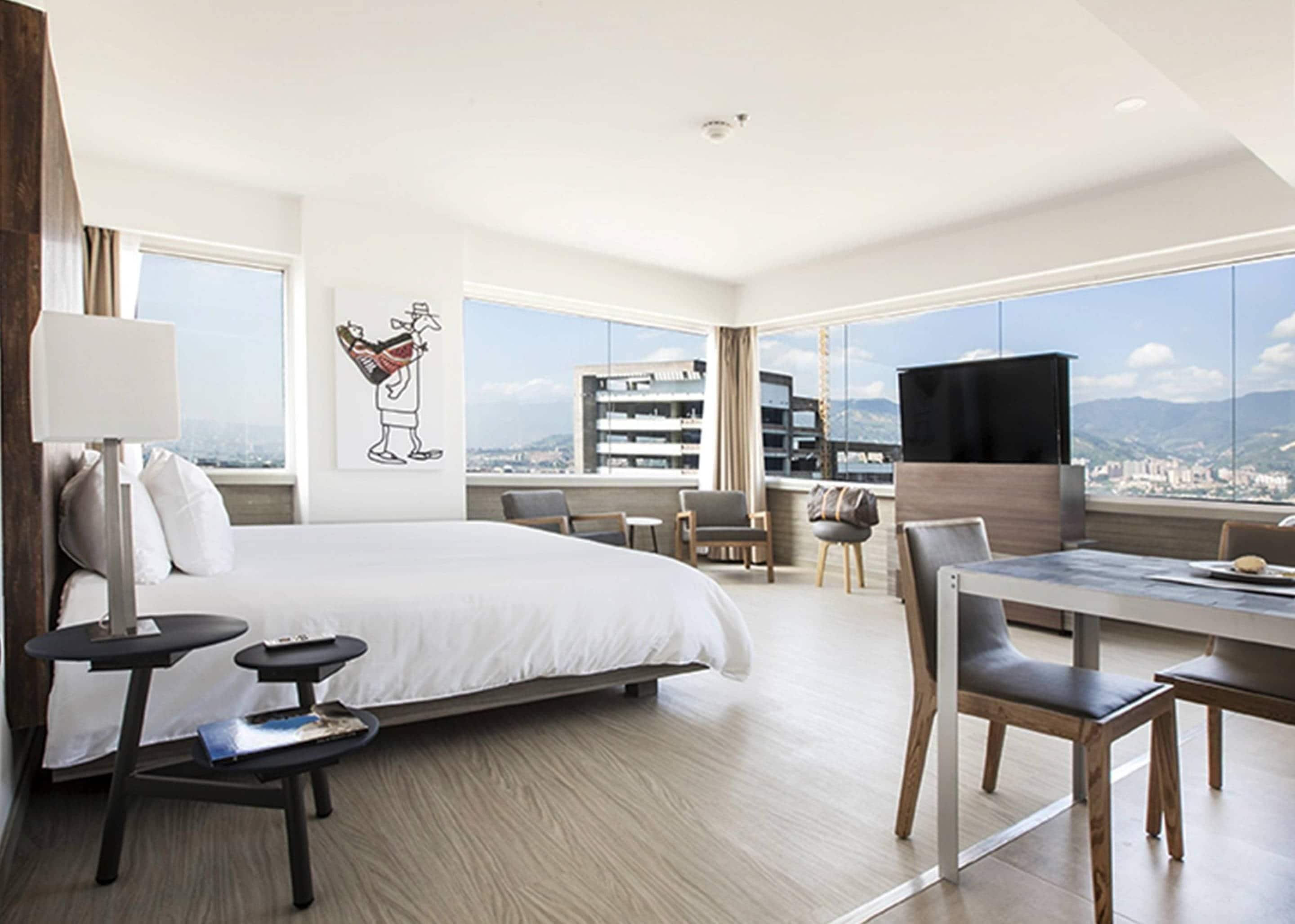 Suite, 1 cama king-size, Vista para a cidade | Roupa de alta qualidade, cofre com capacidade para portátil 