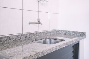 Apartamento | Cozinha privada | Geladeira, cooktop