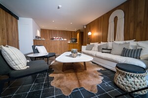 Salas para tratamentos a dois, sauna seca, banheira de hidromassagem