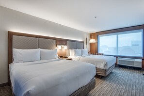 Roupas de cama premium, cofres nos quartos, escrivaninha