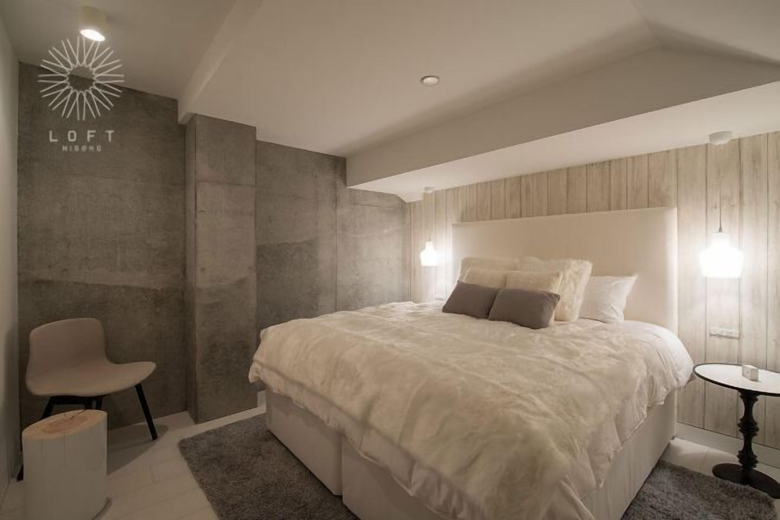 Cofres nos quartos, escrivaninha, cortinas blackout