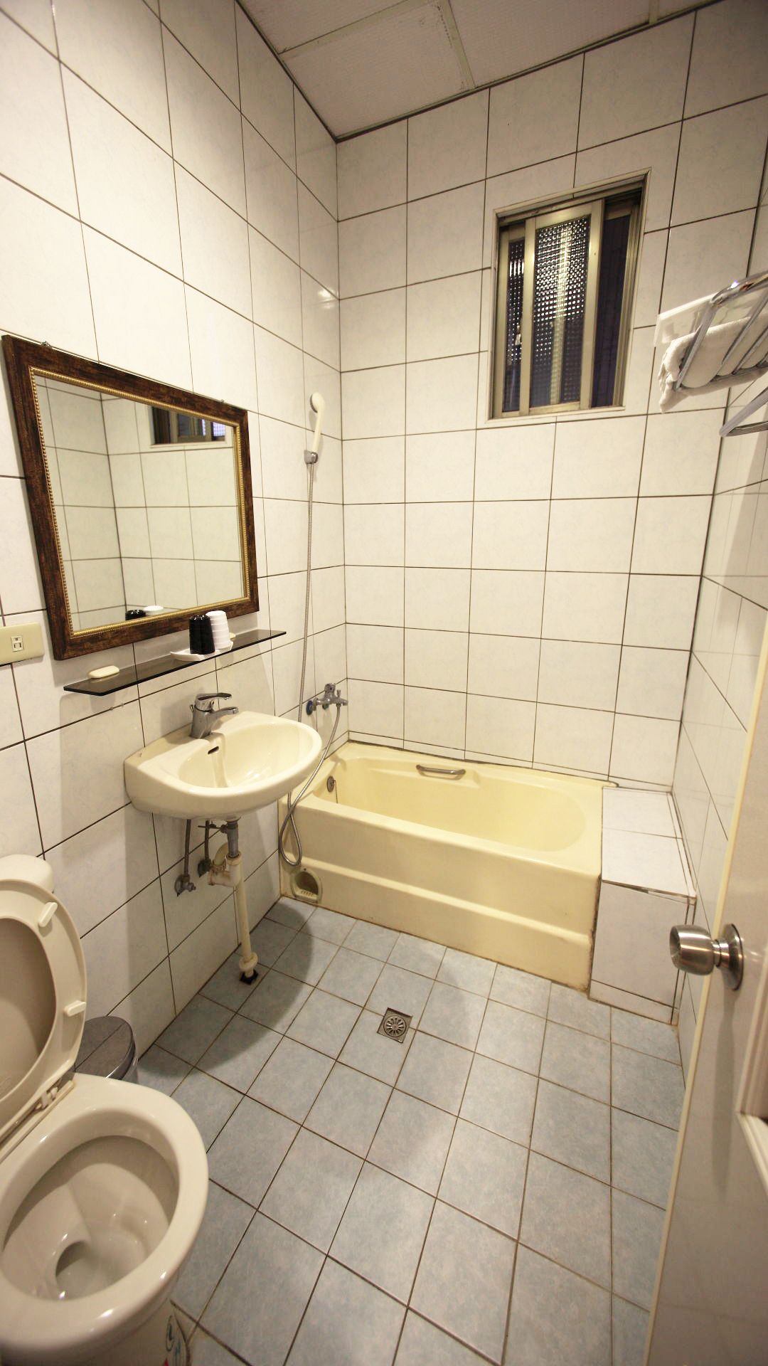 Casa de banho com sanita, lavatório e banheira.