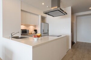 Quarto Premium, 2 quartos | Cozinha privada | Um frigorífico/congelador grande, um micro-ondas, um forno 