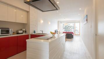 Quarto Deluxe, 3 quartos | Cozinha privada | Um frigorífico/congelador grande, um micro-ondas, um forno