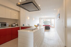 Quarto Deluxe, 3 quartos | Cozinha privada | Um frigorífico/congelador grande, um micro-ondas, um forno 
