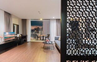 Suíte premier, 1 cama King, vista parcial para o mar (Poseidon) | Frigobar, cofres nos quartos, individualmente decorados, escrivaninha