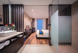 Quarto sênior, sacada (Deluxe) | Frigobar, cofres nos quartos, individualmente decorados, escrivaninha