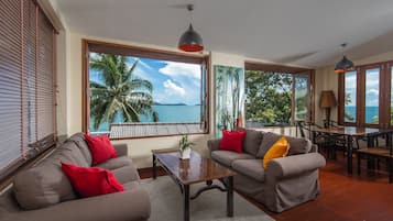 Ocean view Executive 2-bedroom Villa | Sala de estar | TV de ecrã plano