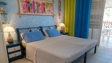 1 quarto, cofre no quarto, com decoração personalizada