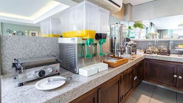 Café da manhã com buffet grátis todos os dias