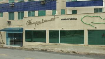 Um edifício com uma placa que diz "Champs-DuMont Apart+Residence" e grandes janelas.