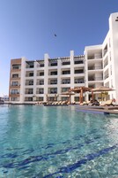 Piscina externa, guarda-sóis, espreguiçadeiras