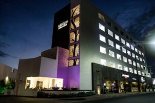 Fachada da propriedade à noite