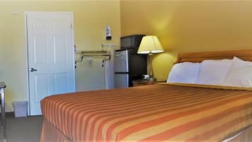 Quarto standard, 1 cama King, para não fumantes | Cofres nos quartos, escrivaninha, ferros/tábuas de passar roupa