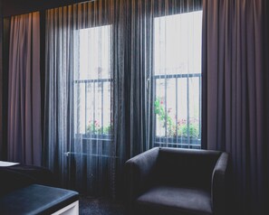 Minibar, cofre com capacidade para portátil, secretária