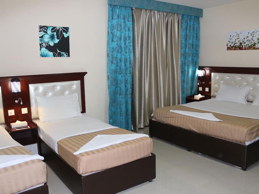 Quarto Familiar | Minibar, cofre no quarto, secretária, cortinas/cortinados opacos