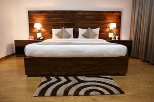 Suite, 1 cama king-size, 2 casas de banho, Vista para a cidade | Roupa hipoalergénica, minibar, cofre no quarto, secretária 