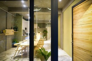 Fachada do alojamento (tarde/noite)