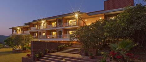 Fachada da propriedade à noite