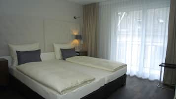 Minibar, cofre no quarto, secretária, quartos insonorizados