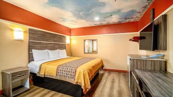 Quarto, 1 cama king-size | Secretária, cortinas/cortinados opacos, Wi-fi grátis