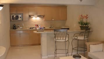 Suite Clássica, 2 camas queen-size, kitchenette | Cozinha privada | Um micro-ondas, uma máquina de café expresso, uma cafeteira/bule