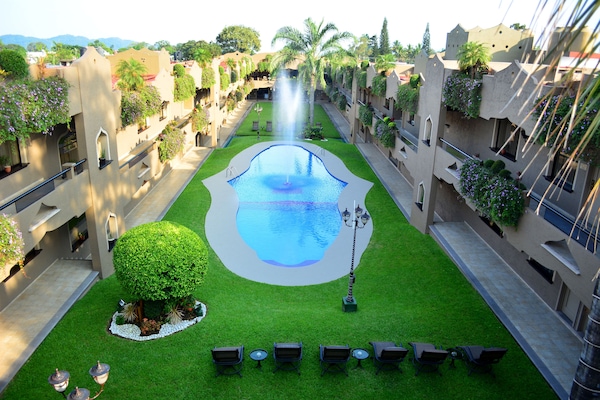 Piscina exterior, da(s) 6:00 à(s) 21:30, guarda-sóis, espreguiçadeiras