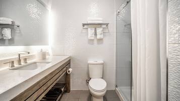 Um polibã, artigos de higiene pessoal grátis, um secador de cabelo