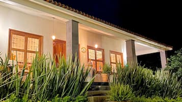 Fachada do alojamento (tarde/noite)