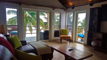 Apartamento Superior em Condomínio Fechado, 2 quartos, vista para o oceano, junto ao mar | Cofre no quarto, com decoração personalizada, ferro/tábua de engomar 