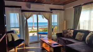 Apartamento Superior em Condomínio Fechado, 2 quartos, vista para a praia, em frente à praia | Sala de estar | Televisor de ecrã plano de 40 polegadas com canais por cabo, televisor 