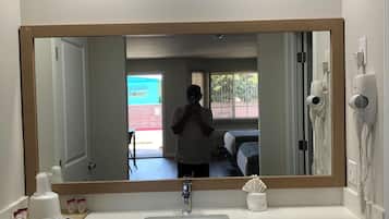 Quarto Deluxe, 2 camas queen-size (Ground Floor Only) | Casa de banho | Um polibã, artigos de higiene pessoal grátis, um secador de cabelo