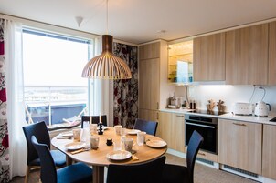 Penthouse Panorâmica, terraço | Cozinha privada | Um frigorífico/congelador grande, um micro-ondas, um forno 