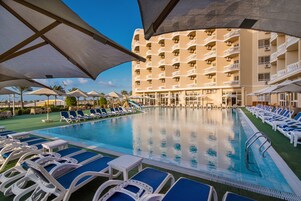 Piscina exterior, guarda-sóis, espreguiçadeiras