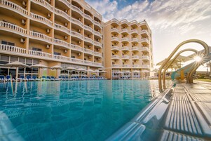 Piscina exterior, guarda-sóis, espreguiçadeiras 