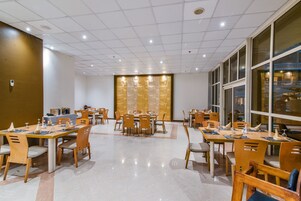 Pequenos-almoços servidos, cozinha local e internacional