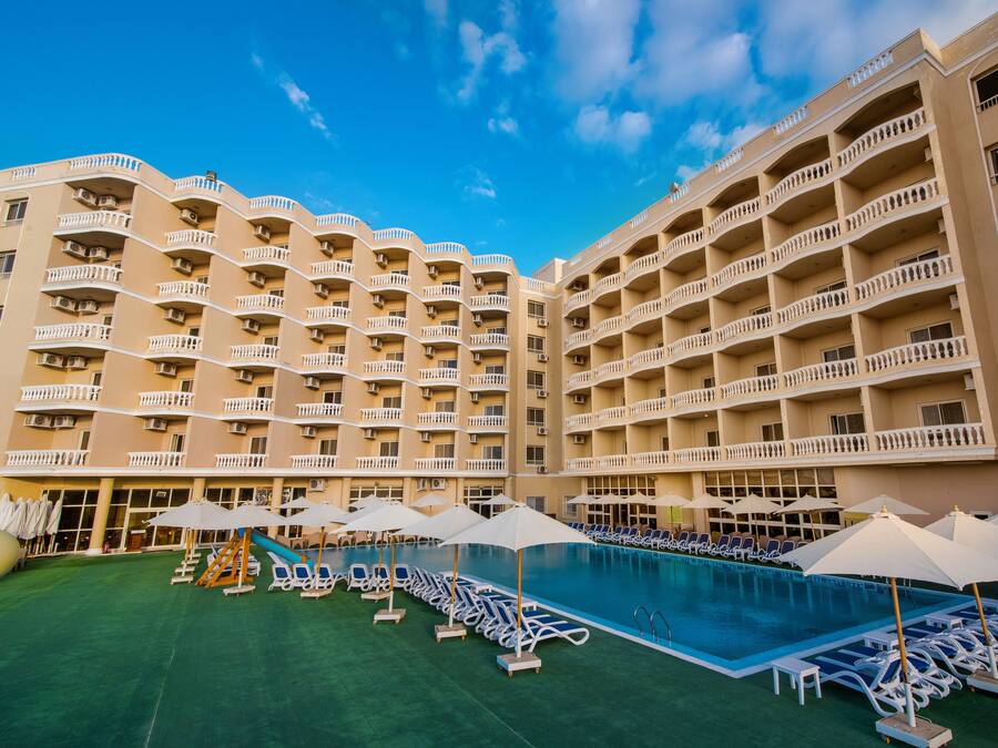 Piscina externa, guarda-sóis, espreguiçadeiras