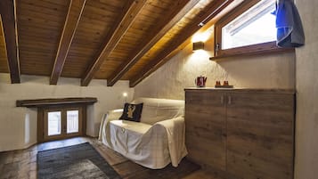 Suite Comfort, 1 quarto, vista para a montanha | Sala de estar | Televisor de ecrã plano de 22 polegadas com canais por cabo, televisor