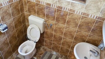 Estúdio, no piso térreo | Banheiro | Chuveiro, produtos de toalete grátis, secador de cabelo 