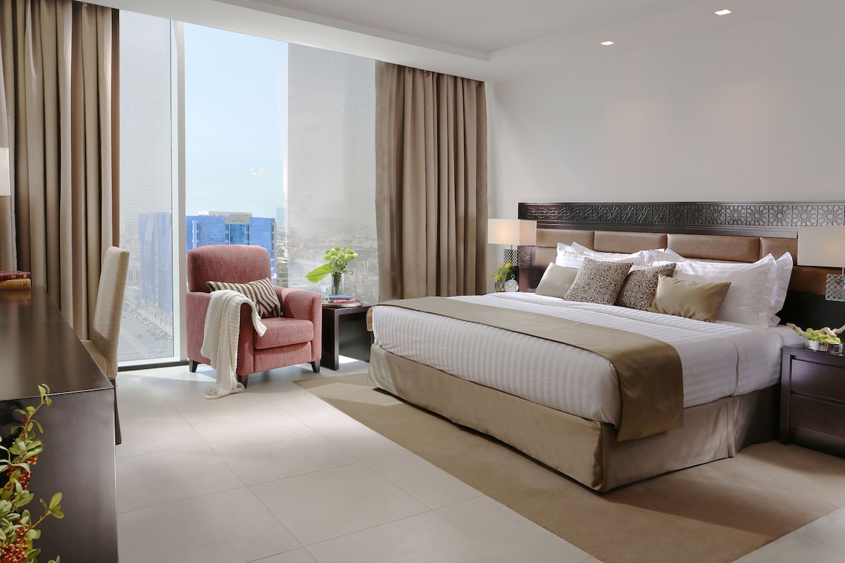 Cofre no quarto, secretária