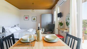 Estúdio, vista para o jardim | Refeições no quarto