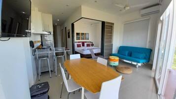 Apartamento, 2 quartos | Área de estar | TV LED 42 polegadas com canais a cabo, TV