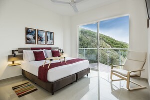 Cofre no quarto, cortinas/cortinados opacos, ferro/tábua de engomar 